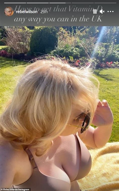 Rebel Wilson Reveals Her Ample Assets In A Taupe Bra As She Sunbathes In The Uk Daily Mail Online
