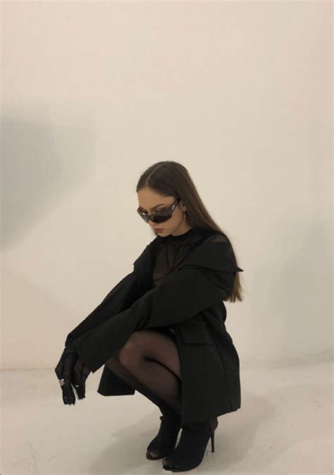 Amanda Benko Female Modeling Poses Fashion Poses Seductive Pose Artofit