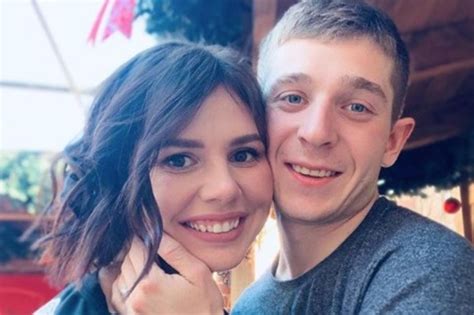 Инфлуенсерка од Русија се омажила за својот посвоен син M Express