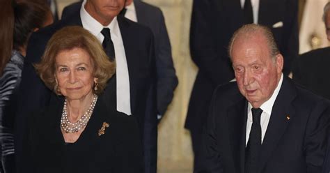 Los Reyes Eméritos Sorprenden Con Un Christmas De Navidad Con Los Perros De Doña Sofía Como