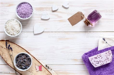 아로마 테라피와 스파 향기로운 바다 소금 및 수건에 대 한 성분 천연 화장품 아름다움 흰색 나무 배경에 건강 스파 킷 가 까이