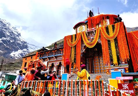Chamoli Devotees Arrive To Offer Prayers At The Badrinath Temple After Its Doors Opened