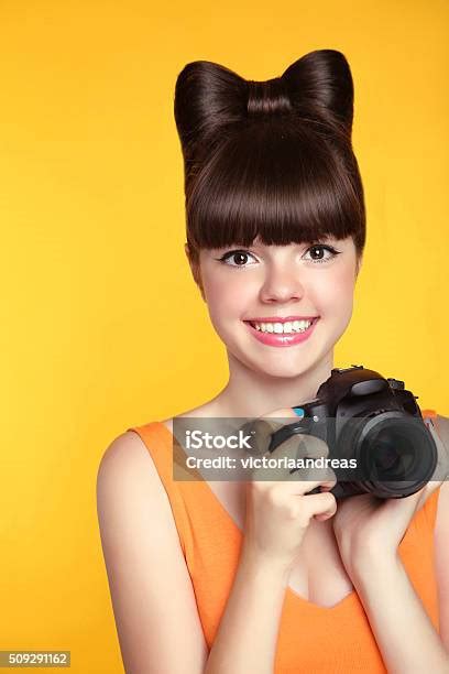 写真を撮る美しい笑顔の十代の少女プリティモデル エンタメ総合のストックフォトや画像を多数ご用意 エンタメ総合 カジュアルウェア