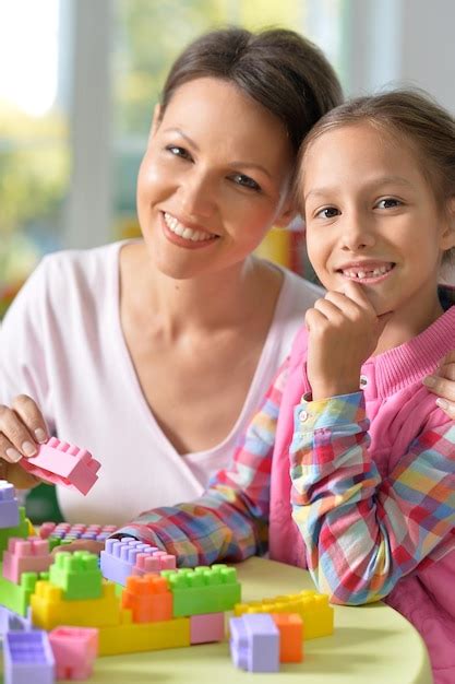 Niña Jugando Con Bloques De Plástico Foto Premium