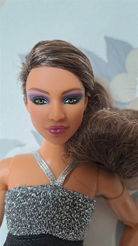 Barbie Looks Doll 12 Curvy Brunette Fryda