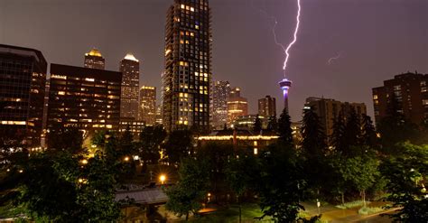 가벼운 건물 건축 고층 건물 공원 기상 현상 나무 날씨 높은 구조물 뇌우 다이나믹한 대기의 도시 도시 경관 도시 풍경 도시의 도시의 불빛 도심