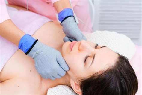 얼굴과 몸의 전극 자극을위한 미세 감각 전기 미세 전류 절차 생체 프리미엄 사진