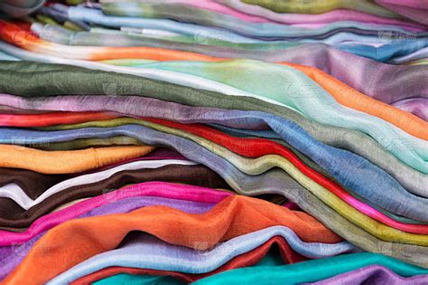 漂亮的丝巾合上了。