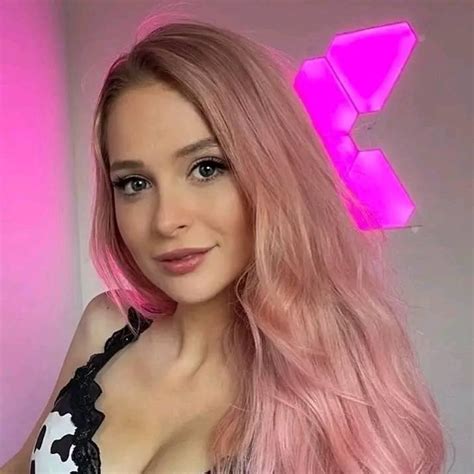 Bebahan Hannah Say Hi If You Wanna See A Topless Facebook