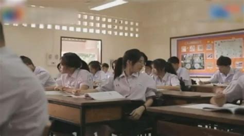 女孩上课的时候，发现后桌总是在动，转过头却什么也没发现 Youtube