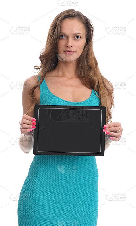 举着横幅的年轻女子