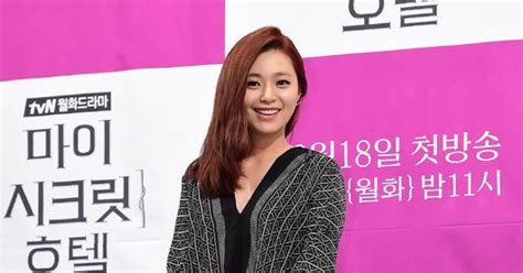 사진 이영은수줍게 손을 앞으로