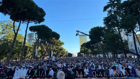 Falja E Namazit Të Kurban Bajramit Në Bulevardin Dëshmorët E Kombit” Në Tiranë Lajmet E