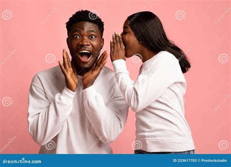 Guapa Dama Negra Susurrando A Su Novio Algo Emocionante Imagen De