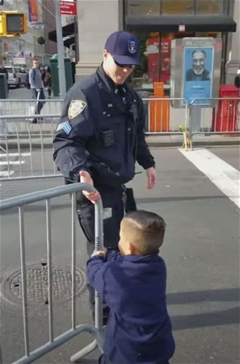 パレードで警備にあたる警察官を手伝う男の子の姿にほっこり。最後はなんとミニパトカーまで出動しちゃって？！ ｜ ガジェット通信 Getnews