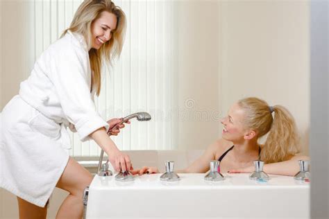 Sauna Finlandais Deux Blondes De Jeunes Filles Dans Des Maillots De Bain Se Baignent Dans Le