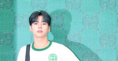 T포토 성한빈 카메라 잡아 먹는 눈빛