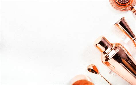 칵테일을 만들기위한 구리 바 도구 및 액세서리 셰이커 지거 스트레이너 숟가락 집게 진흙 투성이 알코올 음료 및 음료 준비 개념 흰색 배경 상단 보기 복사 공간 칵테일에 대한