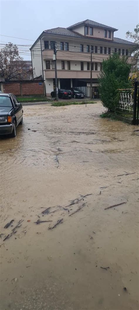 Reshjet E Shiut Vërshohet Qyteti I Pejës Telegrafi Telegrafi