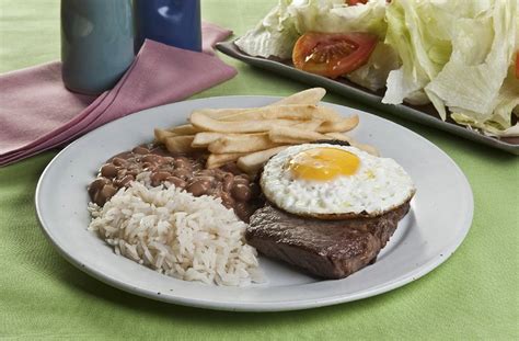 Bife A Cavalo é Receita De Sucesso Feita Com Carne E Ovo Frito