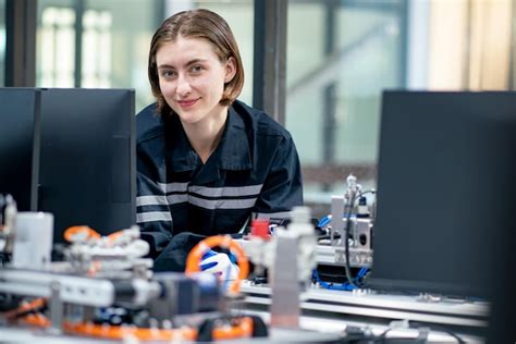 74000 Computer Engineer Woman Pictures