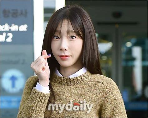 少女时代泰妍启程飞往法国巴黎 短针织衫秀蚂蚁腰 搜狐大视野 搜狐新闻