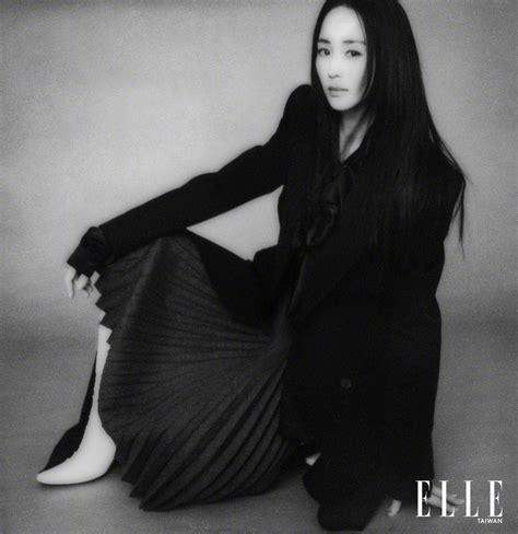 张钧甯复古朦胧滤镜大片释出 黑衣极简风美感纯粹 搜狐大视野 搜狐新闻