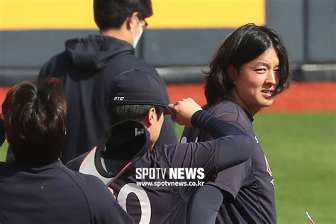 포토s 김원중 잘생긴 외모 가리는 단발 머리
