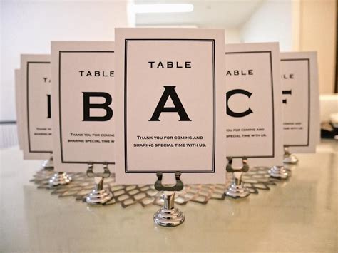 Minimalist And Stylish Table Numbers For Your Wedding イベント用のテーブル番号サイン