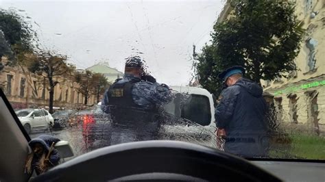 11 часов в запертой машине под окнами ОБЭП провела борющаяся со