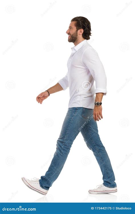 Hombre Caminando En Camisas Blancas Jeans Y Sneakers Vista Lateral