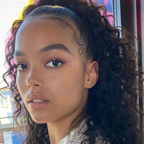 5 Inspirasi Makeup Simple Dan Romantis Untuk Valentine Siap Siap