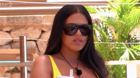 Love Islands Anna And Amys Sweet Moment You Might Have Missed