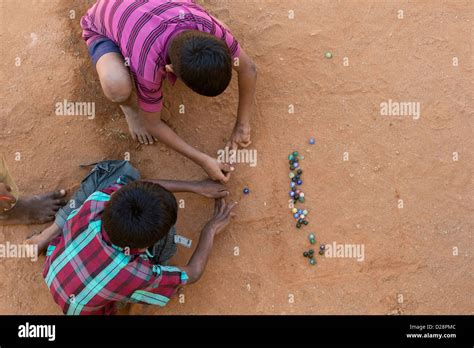 Indische Jungen Fotos Und Bildmaterial In Hoher Auflösung Alamy