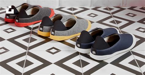 흰색과 파란색 체크 무늬 바닥에 갈색과 검은 색 플립 플롭 사진 Unsplash의 무료 욕실 이미지