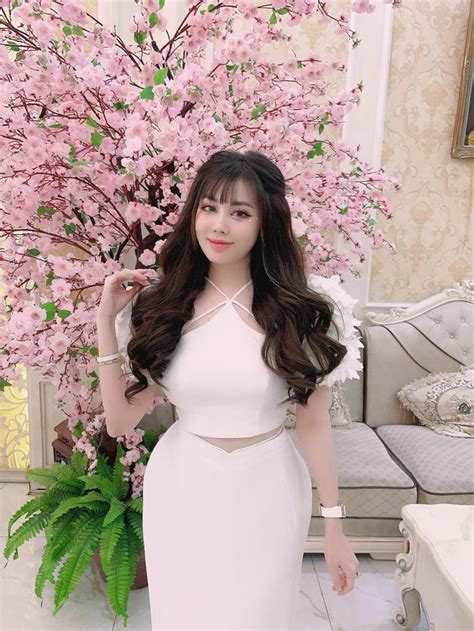 Hotgirl đánh ghen chồng đạo diễn tái xuất sau thời gian dài ở ẩn Saostar vn