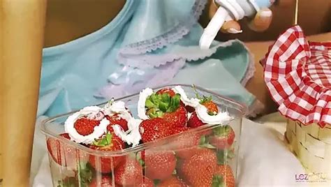 Whipped Cream 业余色情视频 免费裸体性爱 xHamster