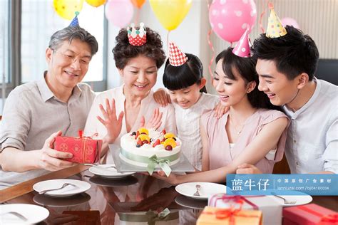 快乐家庭庆祝生日 蓝牛仔影像 中国原创广告影像素材
