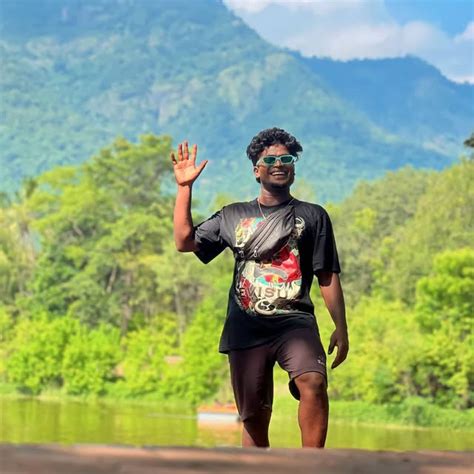 L Itsmeelee • Threads Say More