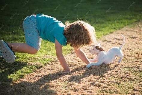 Niño Lindo Disfrutando Con Su Mejor Amigo Perro Divertido Juego De