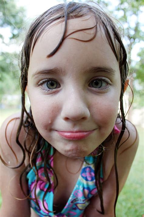 Menina Molhada Pequena Foto De Stock Imagem De Nadada 20085872