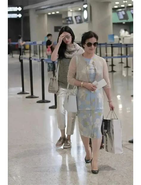 刘亦菲母女机场同框，65岁妈妈气质超群，美人基因太强大 茶杯狐