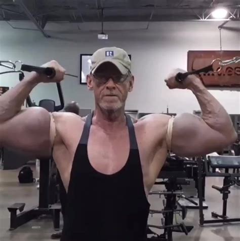 Man Training His Sexy Arms CamWhores