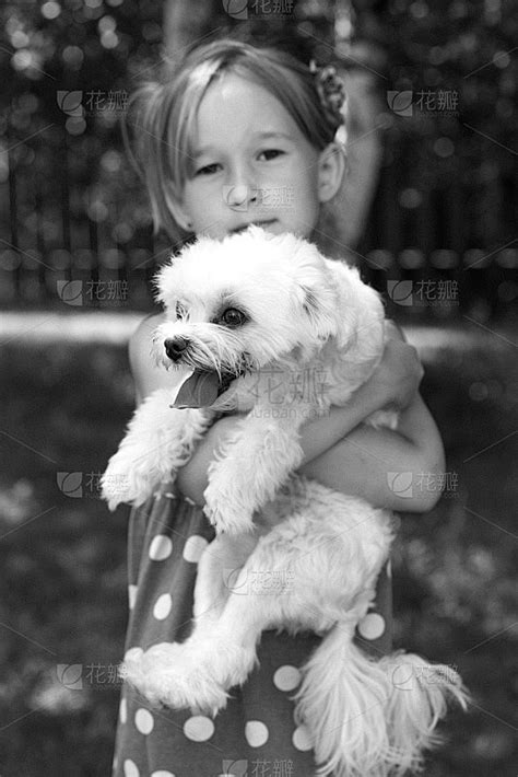 小女孩和小狗