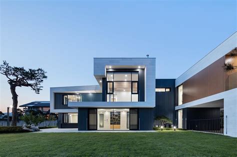 마당 통하는 집 아키누스건축동인 건축사사무소 Homify 고급 주택 외관 집 현대 주거 건축