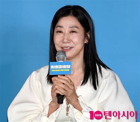 라미란 살짝 노출이 포인트ten포토 텐아시아