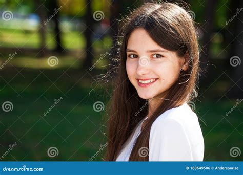 Junge Blondine Mit Nackten Schultern Stockfoto Bild Von Froh Gesicht