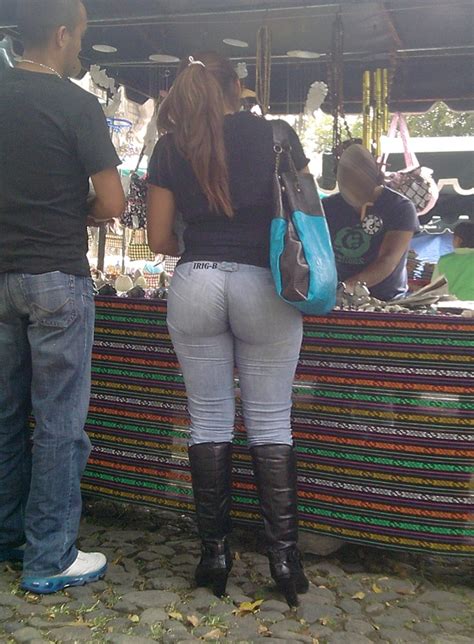 Señora Con Buen Trasero En Pantalones De Mezclilla Sin Bolsas Mujeres