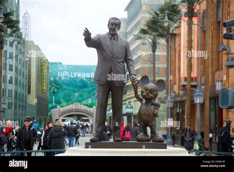 Statue De Walt Disney Et Mickey Mouse Au Parc à Thème Walt Disney