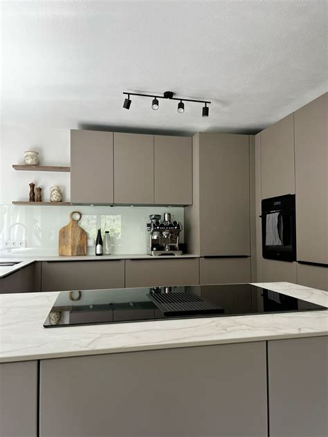Kitchen Interior In Beige Aesthetic With Black Details Küchen Ideen Farbe Küche Farbideen